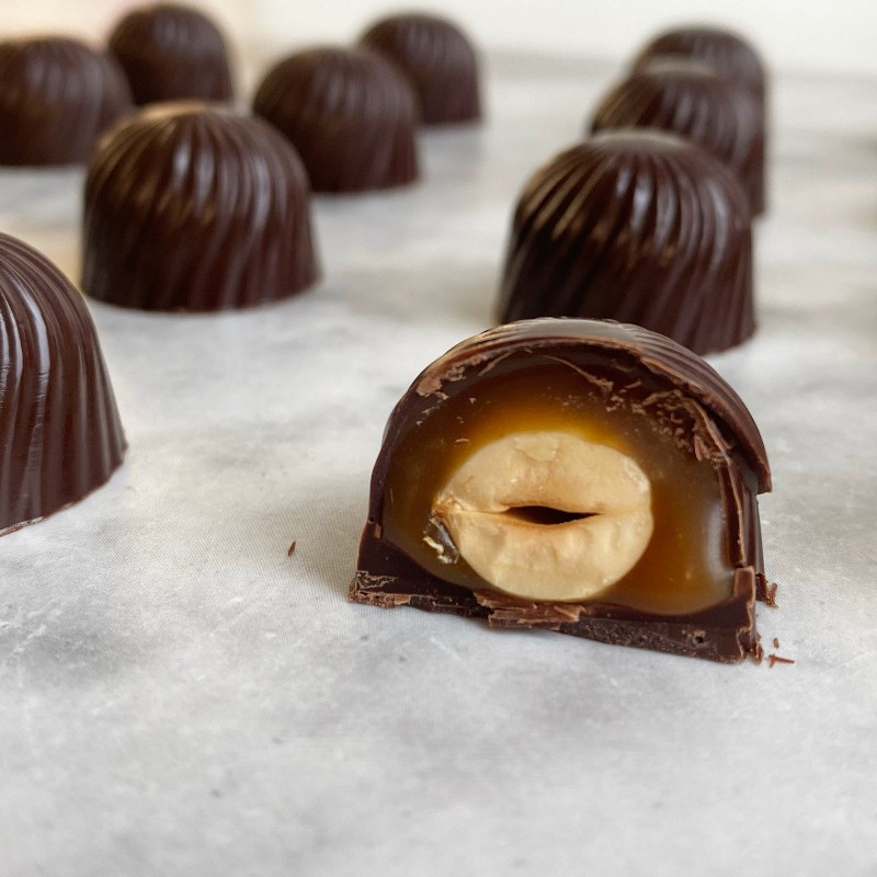 2 slags fyldte chokolader med karamel, ristet hasselnød og marcipan ...